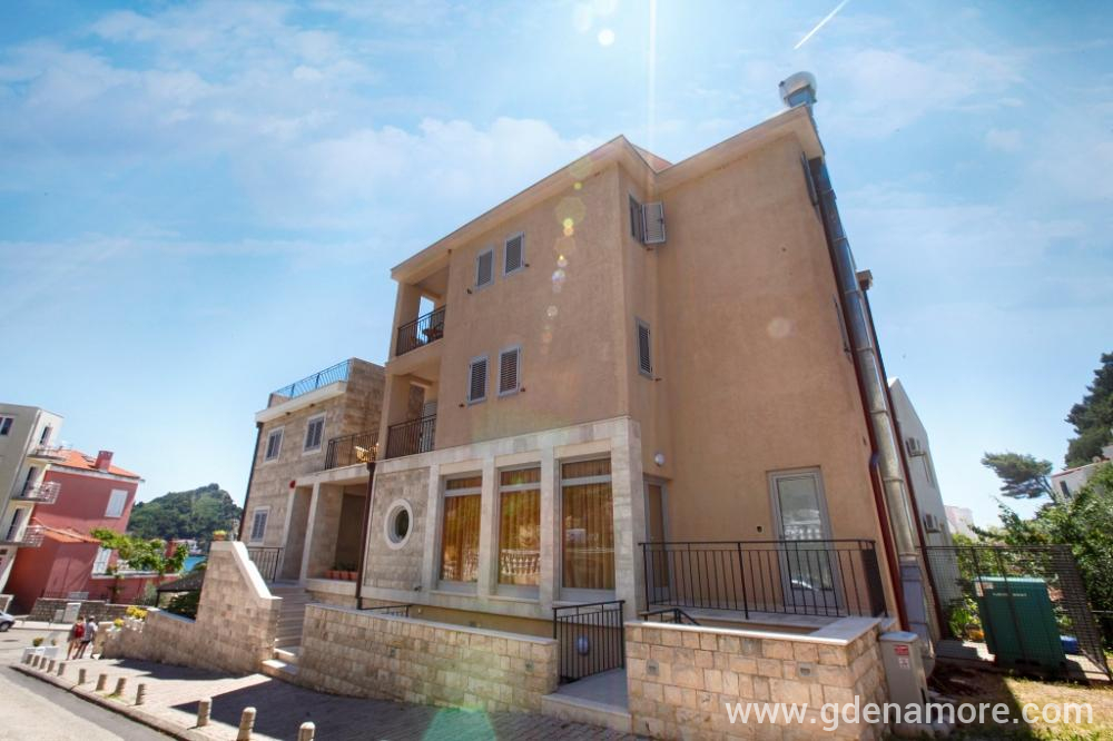 Privatan smeštaj Apartmani i sobe M.U.N. u mestu Petrovac, Crna Gora ...