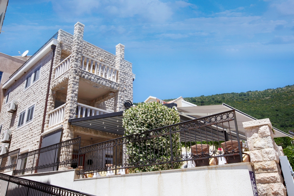 Privatan smeštaj Apartmani i sobe M.U.N. u mestu Petrovac, Crna Gora ...